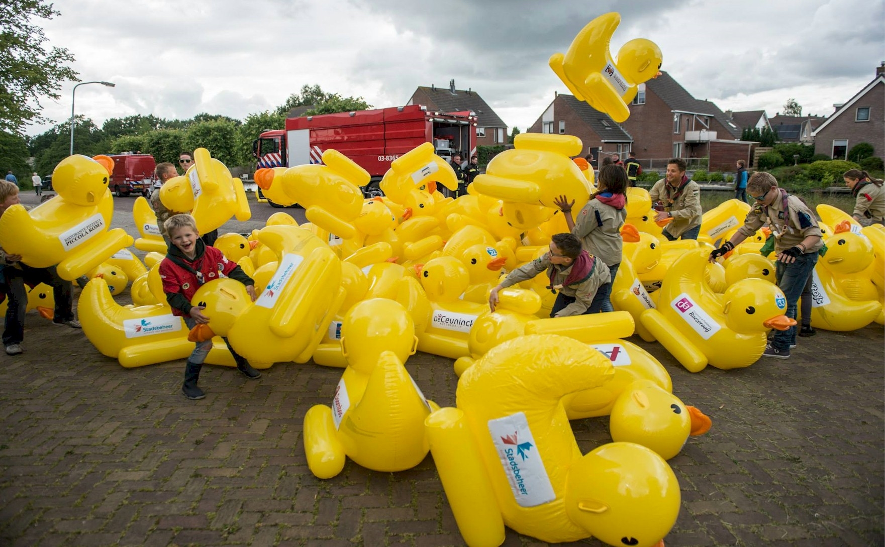 Opblaasbare badeend super groot met drijvers