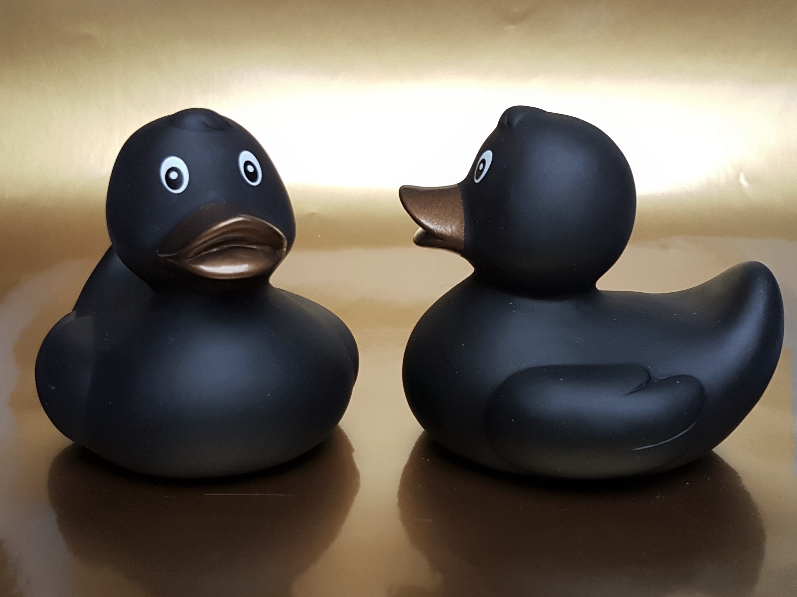 Badeend zwart met goud bronzen snavel 8 cm B